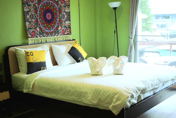 古城塔佩门大床房带空调、独立卫生间、阳台 - Chiang Mai