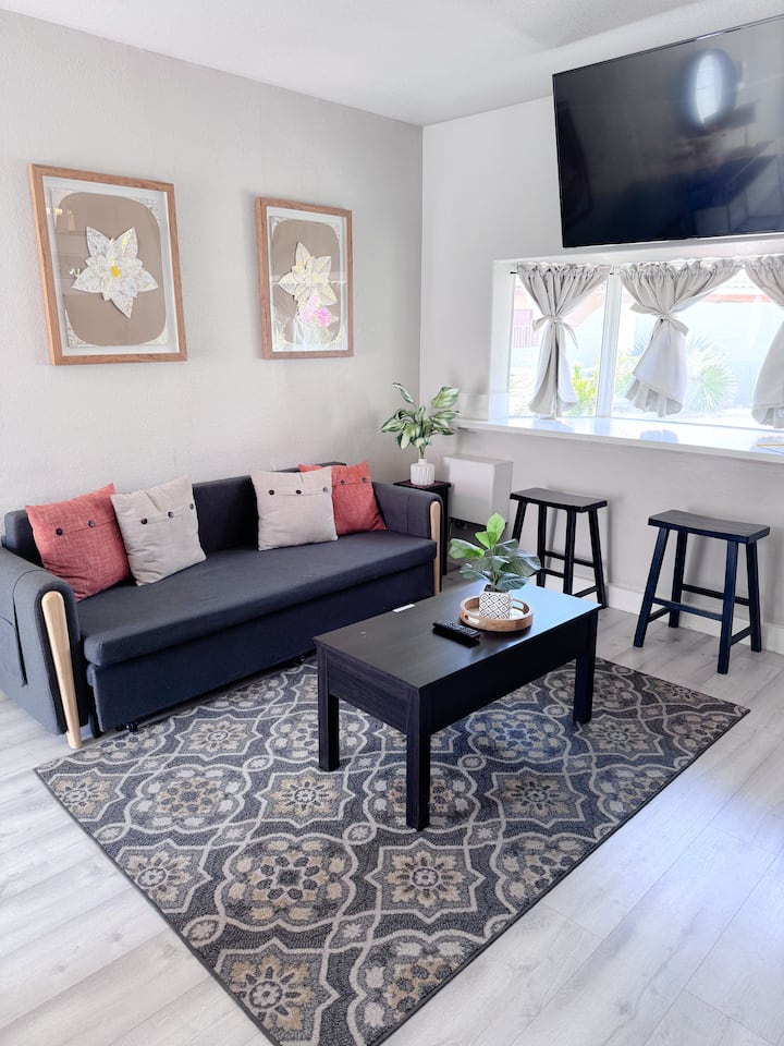 Private Studio, Own Entry, Kitchenette, Full Bath. - Las Vegas