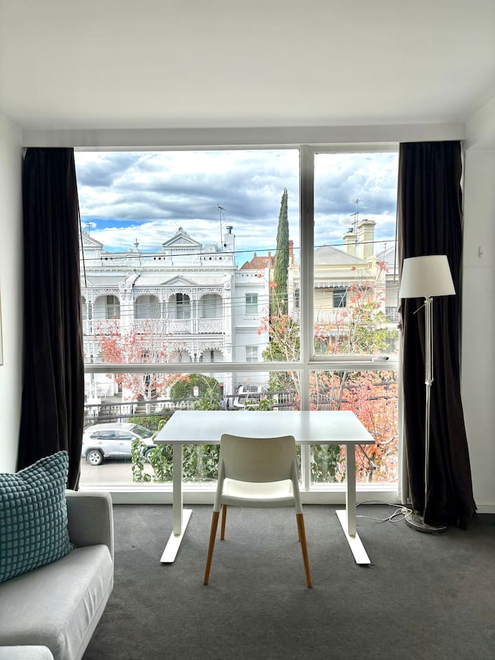 200m From Cafes,
Botanic Gardens + Car Space - Austrália