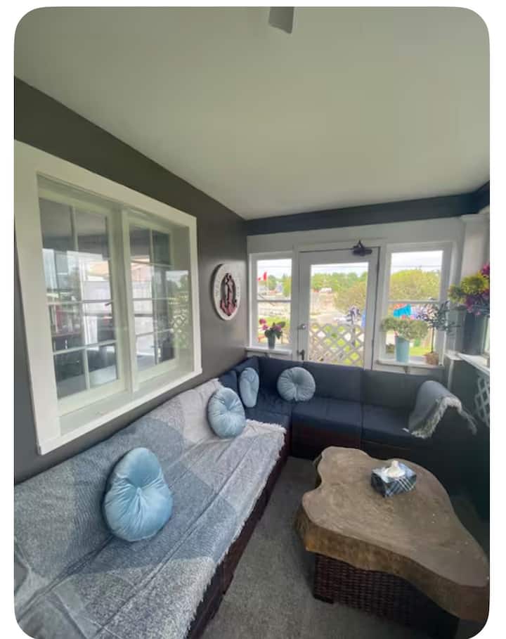 A Private Room #4- The Belrose Inn & Boutique - Tobermory