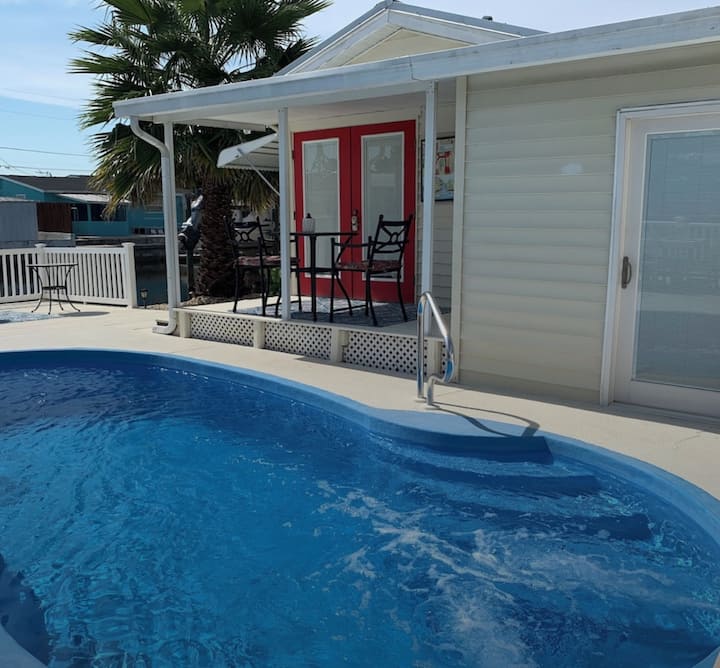 Beautiful & Meticulously Clean ~ Waterfront Bungalow ~ Pool! - Hudson, FL