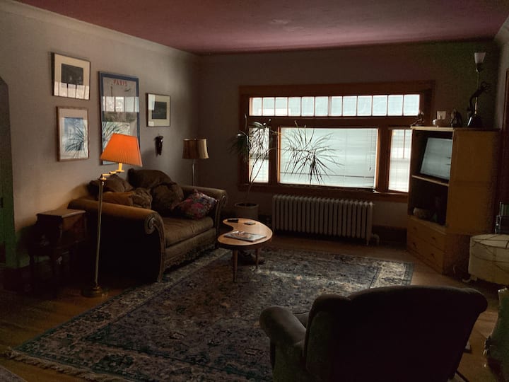 Near U Of M - Artistic Bungalow In Great Location - Minneapolis