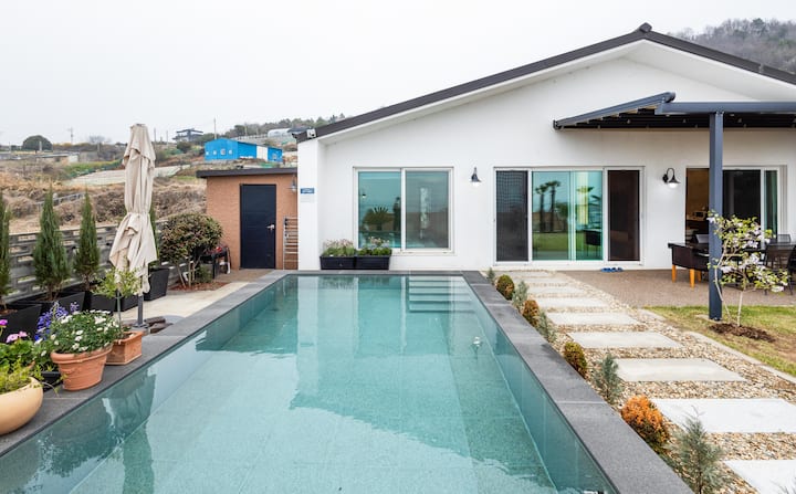 새롭게 바뀐 호텔식감성숙소
*제주돌담 자쿠지 *독채풀빌라
넒은정원앞수영장
바다뷰*뮤즈하우스 - South Korea