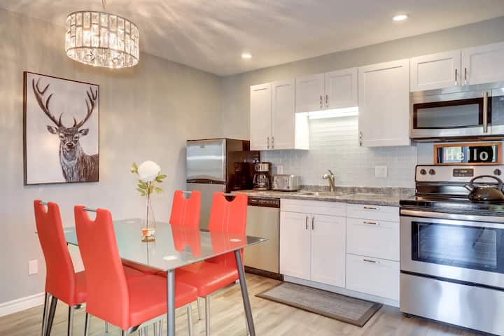 Modern & Chic Sanctuary Suite In Collingwood - Collingwood