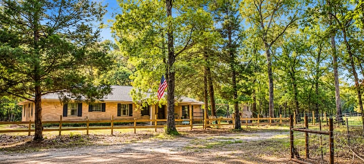 Family Farmhouse On 50 Acres | Fishing & Trails - Chandler, TX