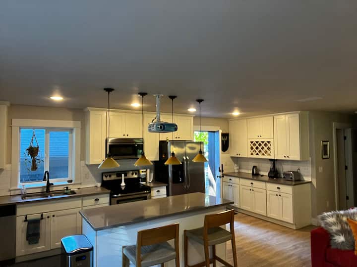 Peaceful Home Near Rocky Butte – Work & Relax - Portland, OR