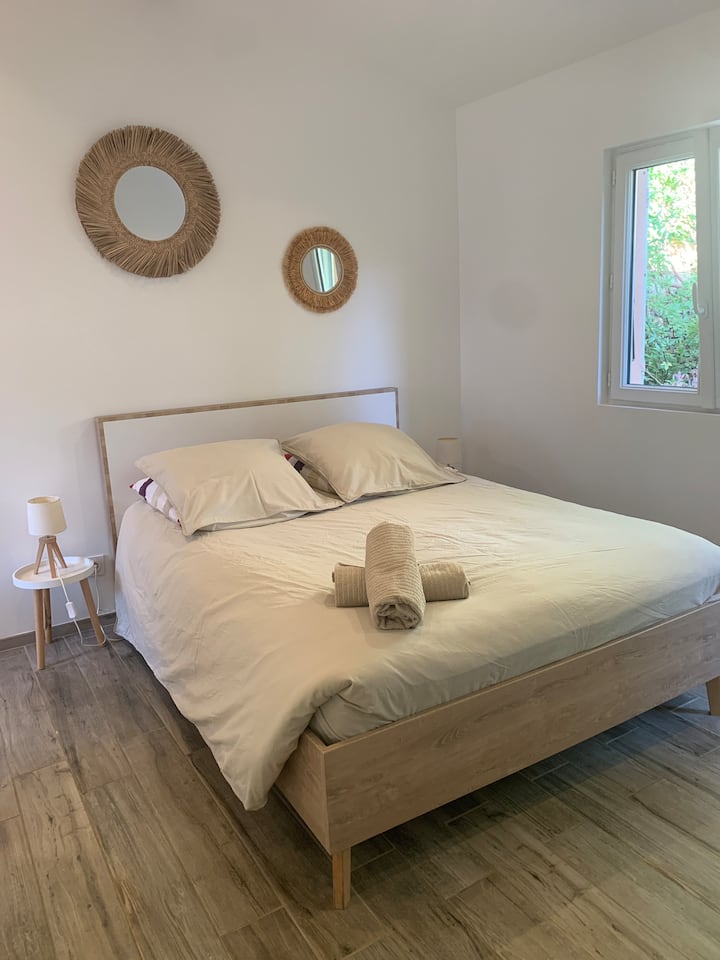 Joli Studio Avec Terrasse, Parking Clim Wifi - Roquefort-la-Bédoule