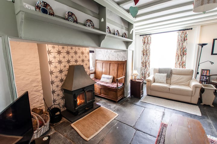 Idyllic Farm Cottage With Fantastic Views - Aberystwyth