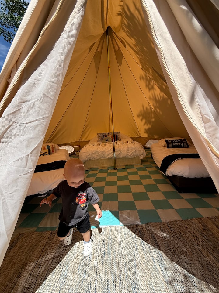 Glamping Tent #3 W/ 1 Queen Bed & 2 Twins - Rexburg, ID