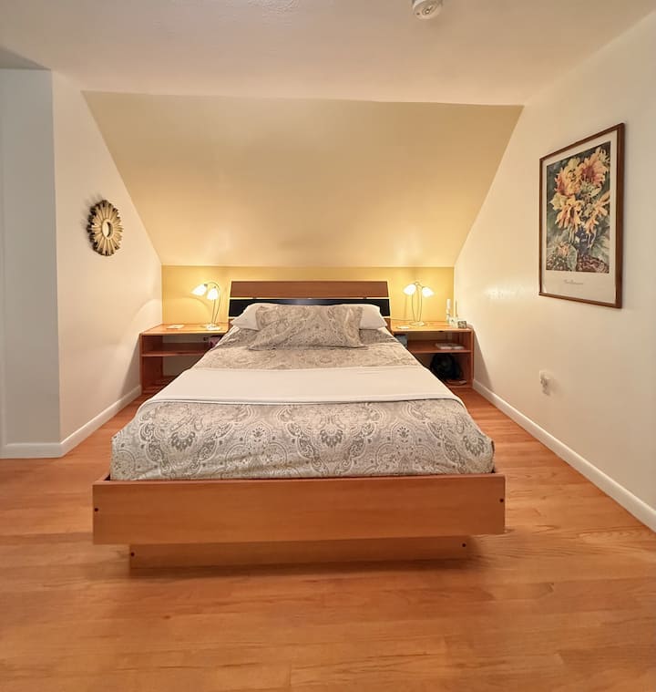 2 Bd/1 Ba • Upstairs Unit Near Wesleyan University - Middletown, CT