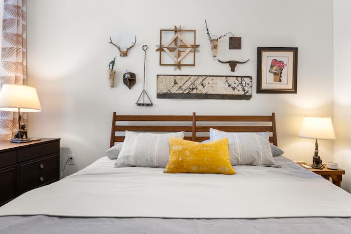 Light, Bright & Renovated Downtown Condo W Bikes! - Austin