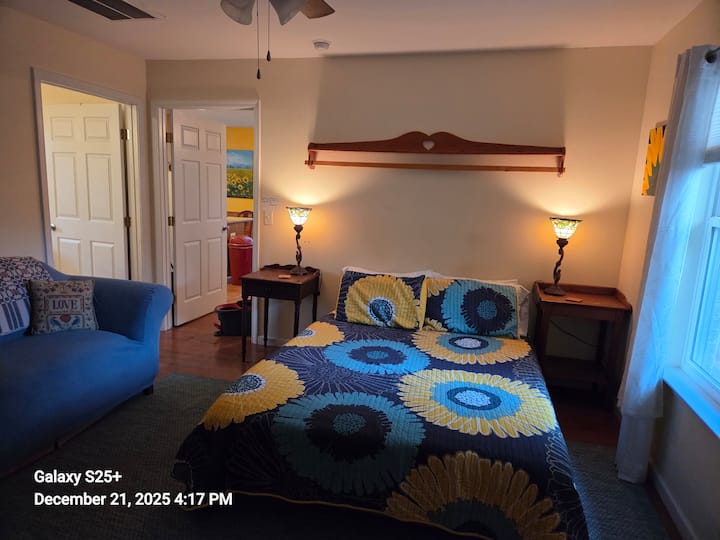 Sunflower Inn (1 Queen Bed, 1 Full Futon) - Pensacola, FL
