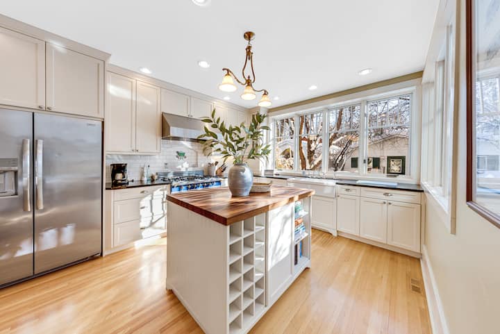 4 Bdr - Saskatoon Classic - Saskatoon