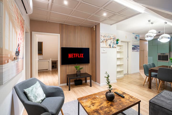 Sunny And Central 3-bedroom Penthouse With Garage - Budapest