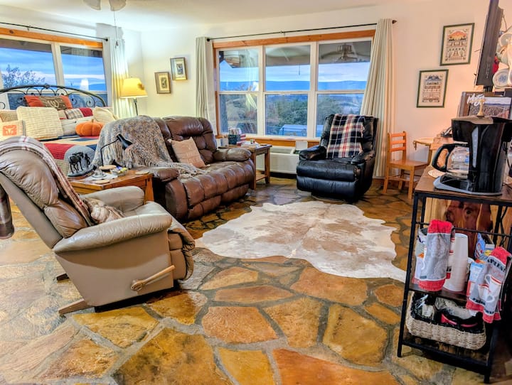 Susie Q's Mountain View King Suite Retreat - Oklahoma