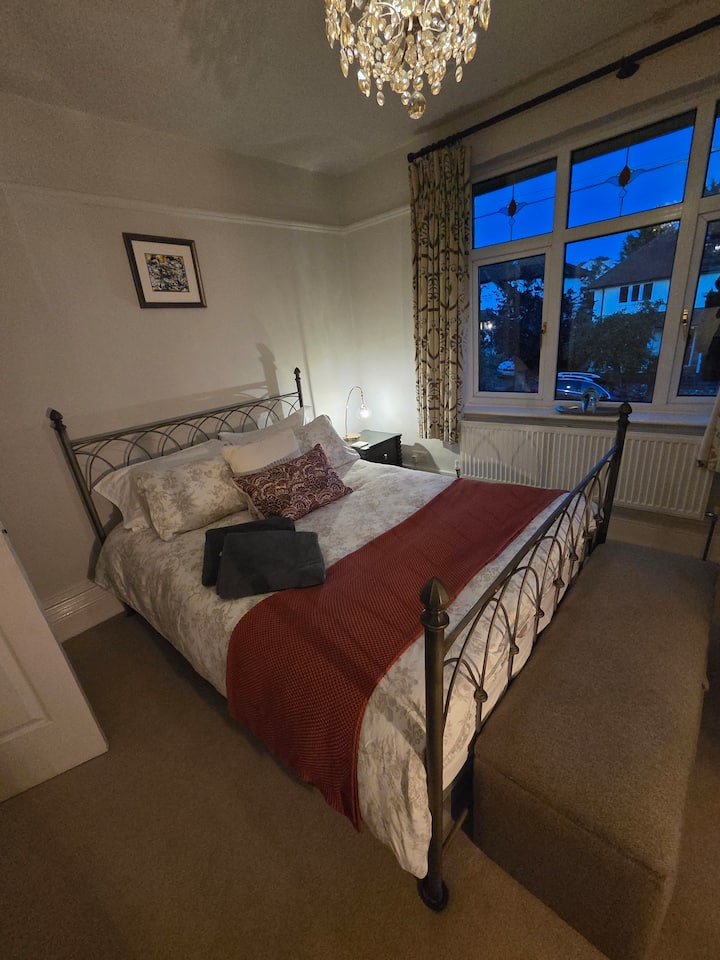 Gorgeous Kingsize Bedroom Near West Wycombe Estate - High Wycombe