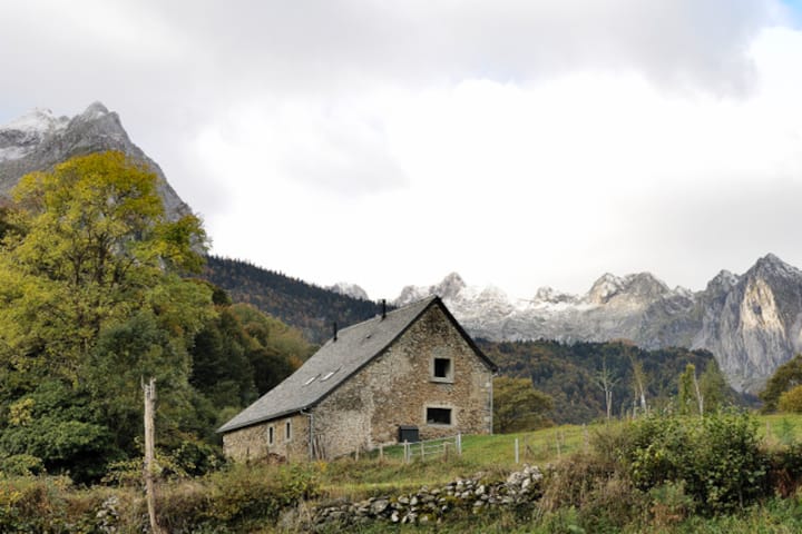 Bergerie Dans Le Cirque De Lescun - La Pierre Saint Martin