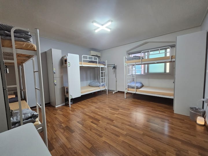 강남지역 트리플 역세권의 6인 도미토리 침대(혼성) - South Korea