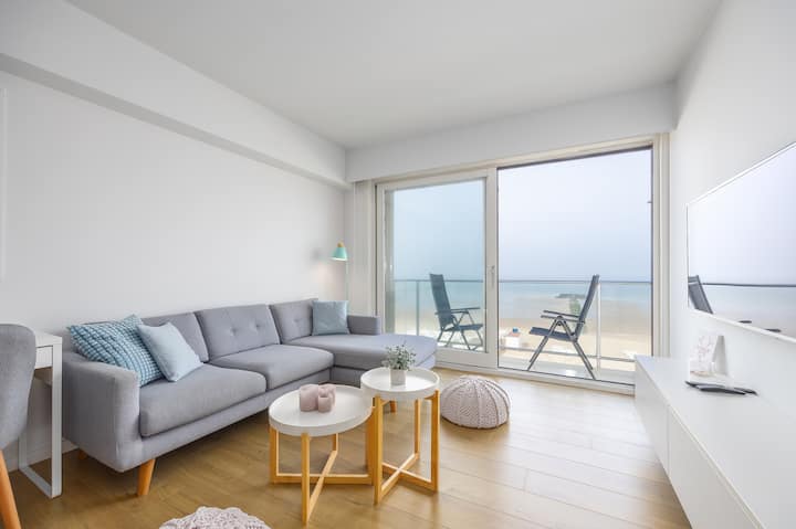 Oceanfront Apartment W/ Balcony Views - Middelkerke