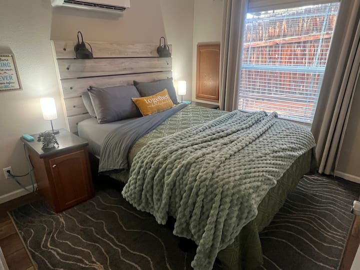 Tiny Home Getaway | Pikes Peak Views + Walkable - Woodland Park, CO