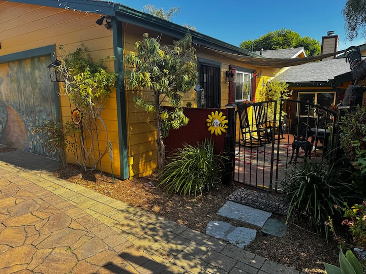 "Inn Bloom" On Fire Mountain - Oceanside, Californie