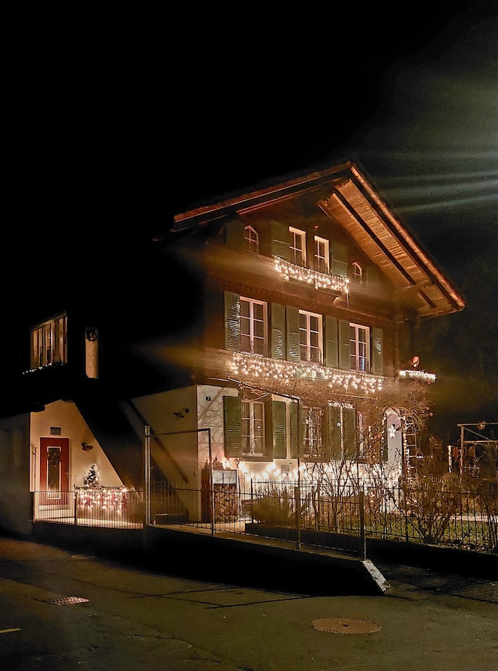 Typical Swiss Chalet, With View Of The Jungfrau - Interlaken