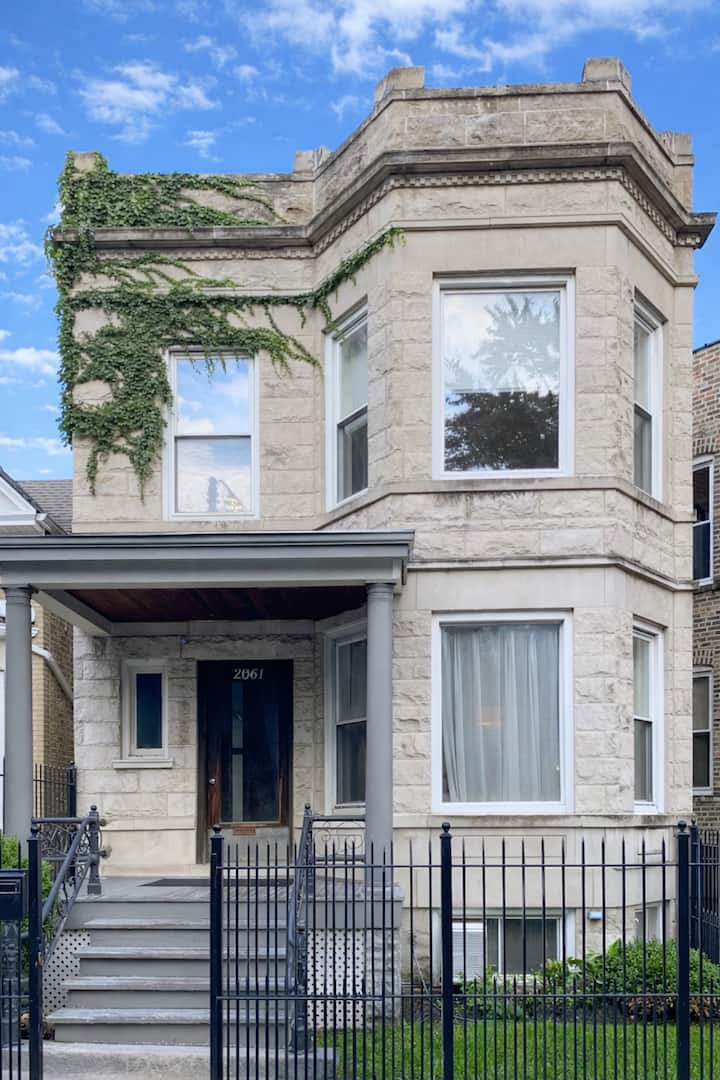 King Bed, Huge Spa Shower, Dining Destination - Chicago, IL