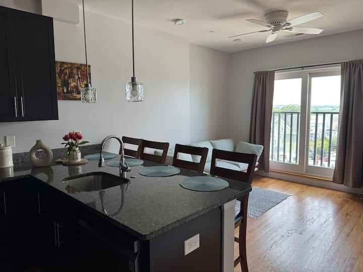 Entire Deluxe Apartment, 2 Br,10min From Boston - Everett, MA