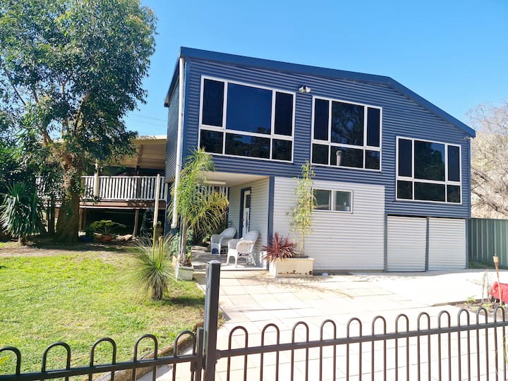 Quiet Cove 5 Mins To Newcastle Airport,
Loft Style - Newcastle