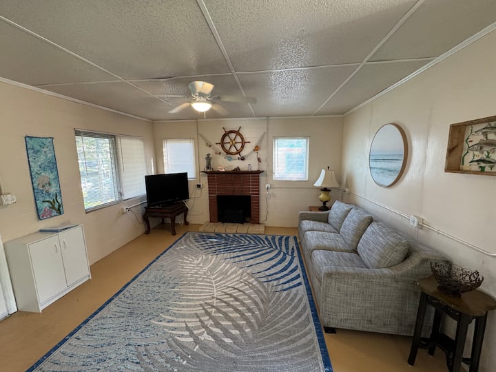 Waterfront Cottage - Weeki Wachee, FL