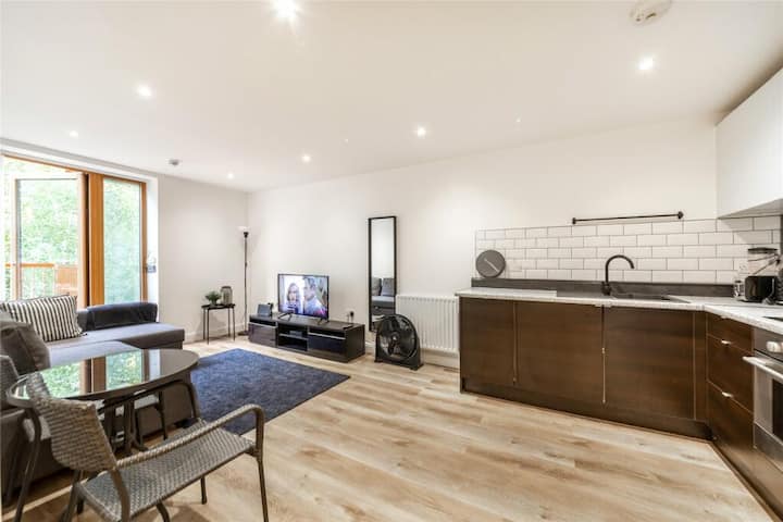 Bright And Cozy Apartment With Private Balcony - Barking