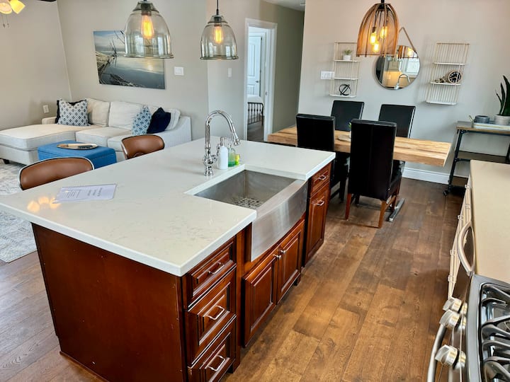 Contemporary Downtown Apartment “The Treehouse” - Orillia