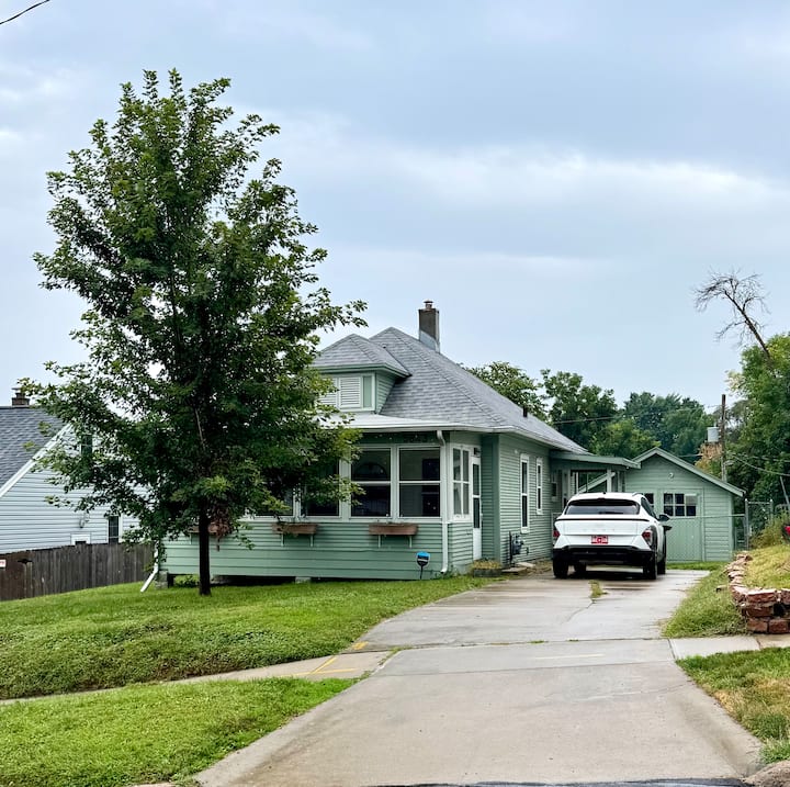 Brad's Benson House - Omaha, NE