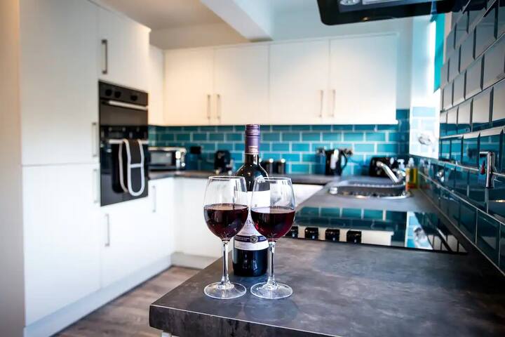 3 Bed Home From Home Great Location With Parking - Tamworth Castle