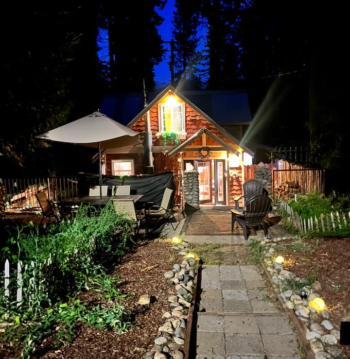 Cozy Yosemite Cabin| Private Hot Tub| Garden Patio - Fish Camp, CA