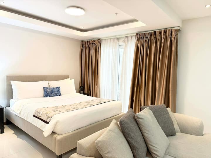 Newly Renovated - As New! Grand Studio Unit - Angeles