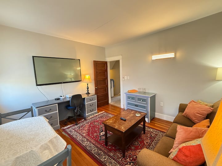 Sunny Second Floor Apartment Downtown Frederick - Frederick, MD