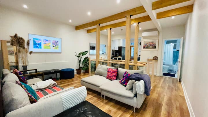 Little Oasis At Montreal  (Parcs, Metro Frontenac) - Montreal