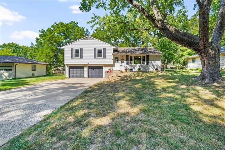 Cozy Kc Retreat W/fire Pit! 20 Min To Stadium - Shawnee, KS