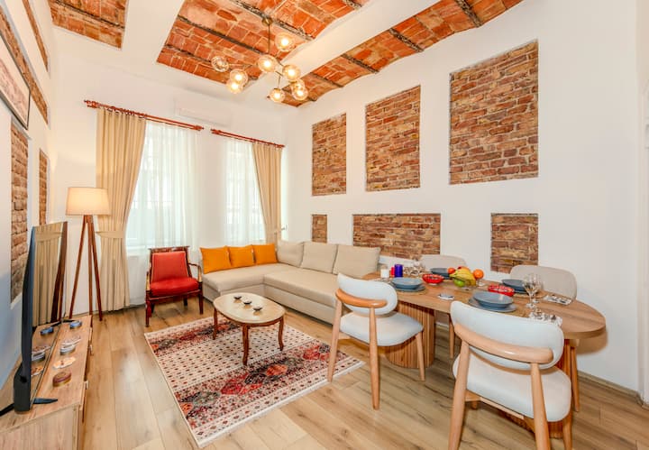 Stylish Flat Sleeps 6 · 2 Baths · Shared Terrace - Karaköy