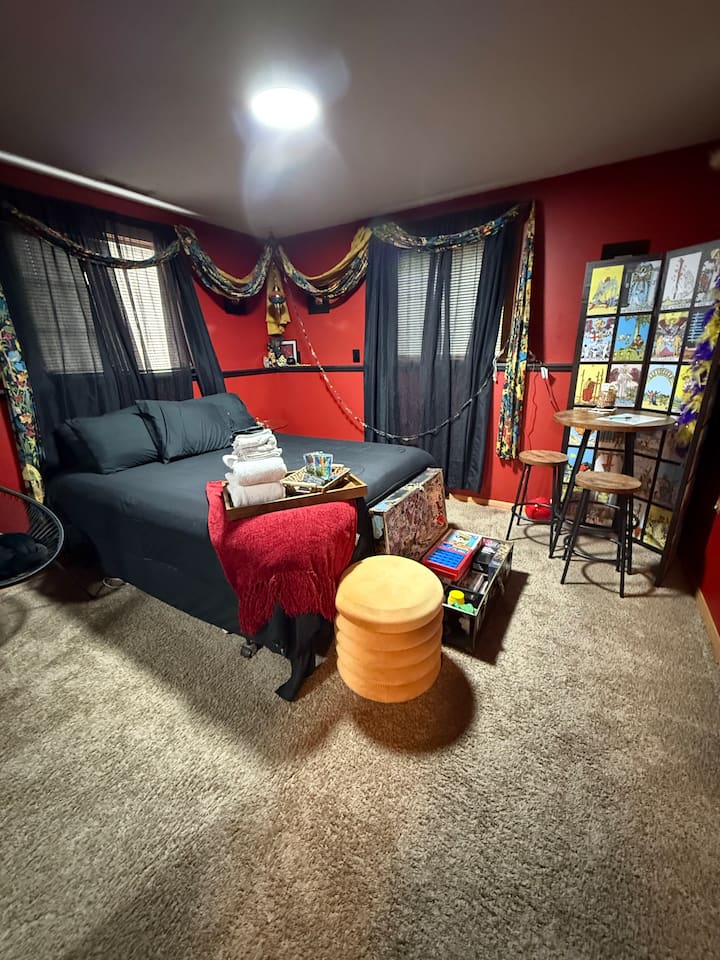 Black Hills Best Value Bnb “The Red Room” - Rapid City