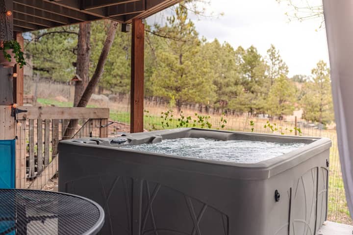 Mountain Retreat With Hot Tub And Room To Relax - Colorado Springs, CO