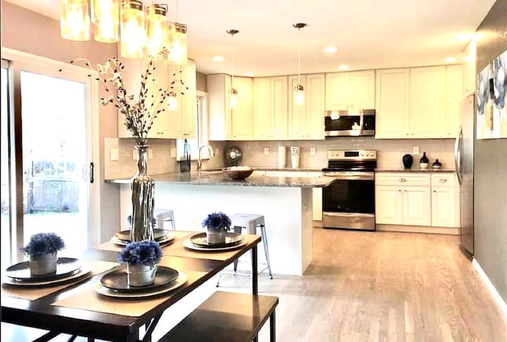 10 Beds Hot Tub+ Arcade+ Ping Pong + Yard Games - Colorado Springs, CO