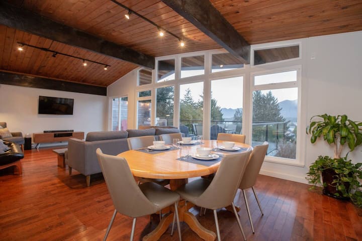 Tidewater House - Harbour & Mountain View, Hot Tub - Tofino