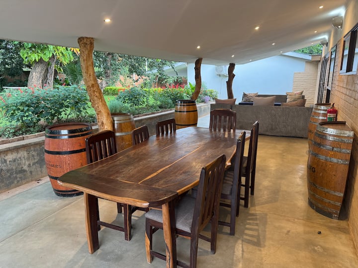 Wines & Wings: Luxury Studio 2 - Area 12 - Lilongwe