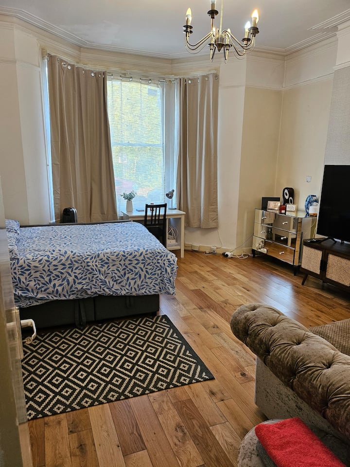 Karine & Flora Large  Double Room 
Queens Park - Londres