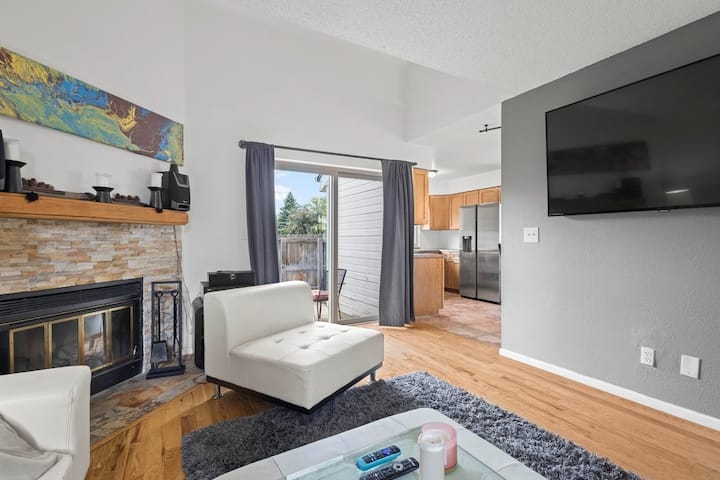 Modern Townhome-away-from-home With Garage, Pool - Littleton, CO
