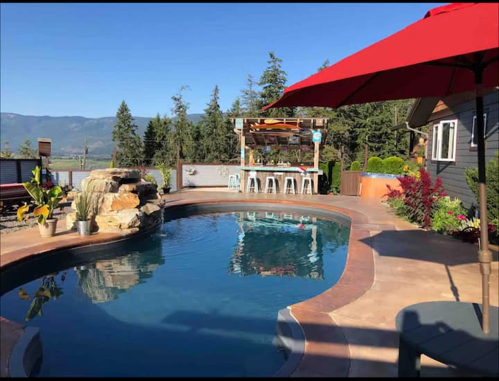 Private Carriage Home Oasis Shared Pool & Hot Tub - Salmon Arm