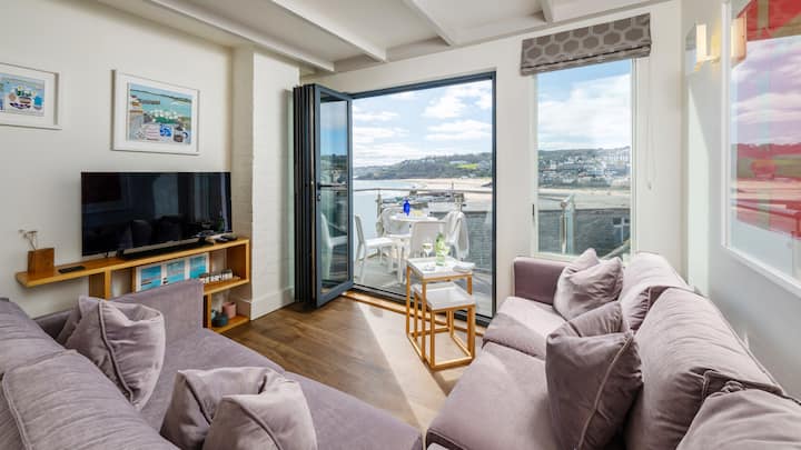 Sea Fever Spectacular Sea Views, Private Sunny Balcony, Free Wifi - St Ives