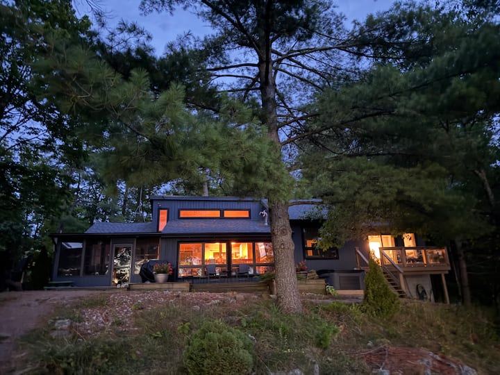 Muskoka Cottage On Warm Lake - 4 Br/2 Br/hottub - Ontario